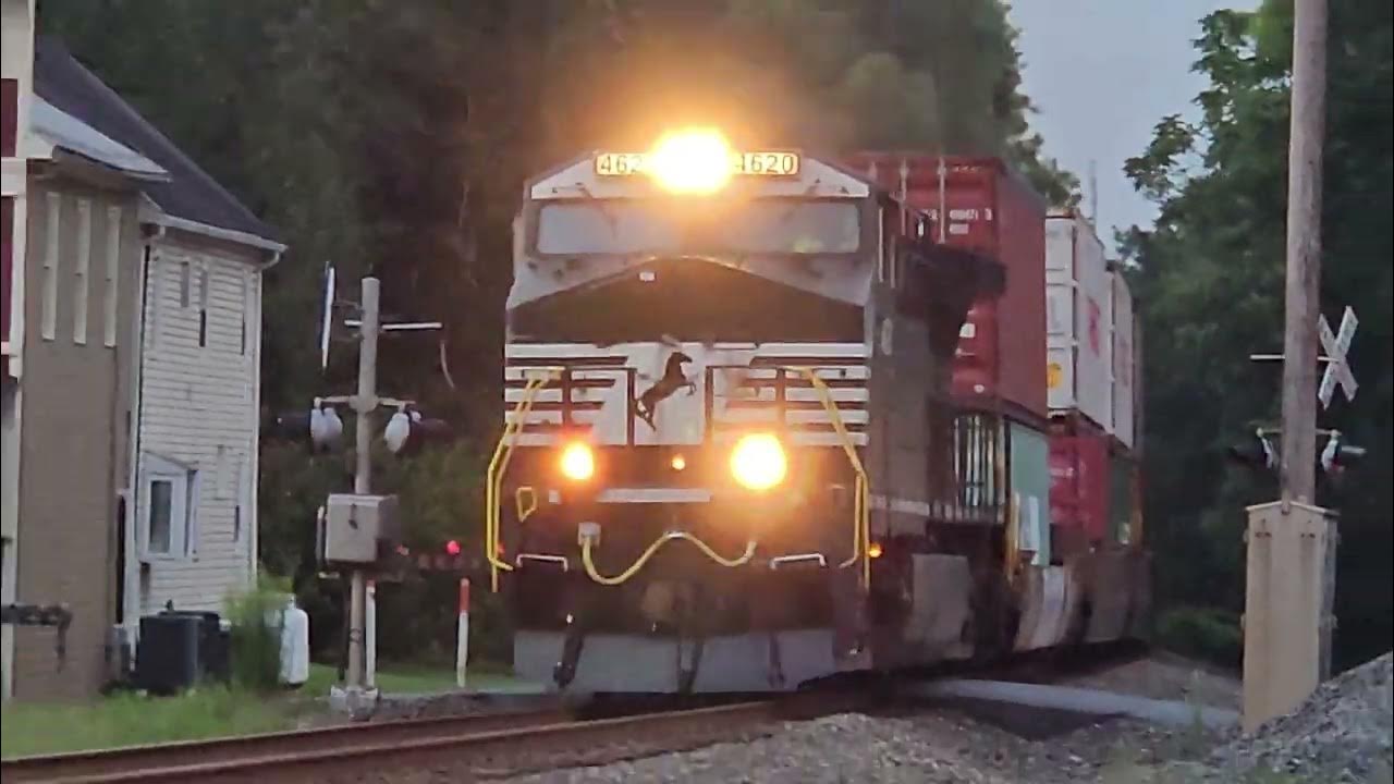 NS 4620 Leads NS 4525 on NS 275 Passing Through in Boyce VA - YouTube