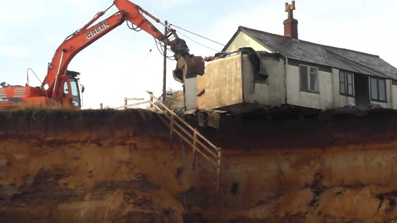 Last remaining house on Beach Road, Happisburgh being demolished - YouTube
