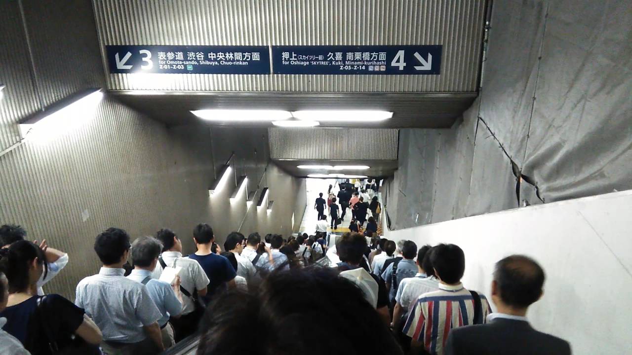 ORDERLY JAPANESE. long long escalator in the rush hours, Tokyo. - YouTube