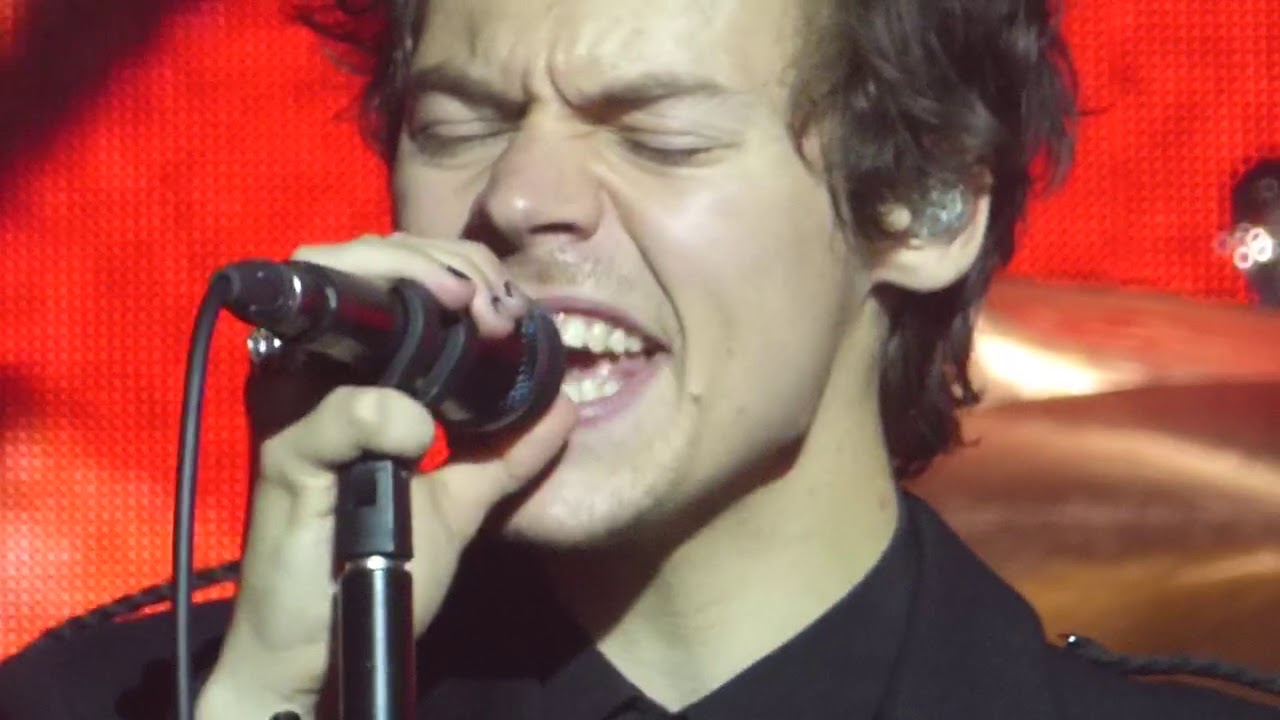 Harry Styles Meet Me In The Hallway Glasgow 14 April 2018 YouTube harry-styles-meet-me-in-the-hallway-glasgow-14-april-2018-youtube