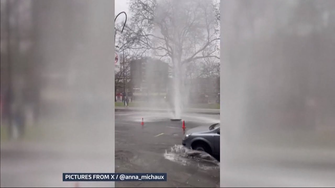 Fire under a tube train and huge water main burst pipe in London (UK) 2 ...