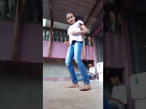 Menina Sarah Dançando solta a pisadinha