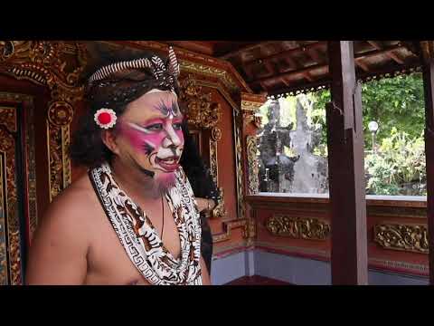 UPTD. MUSEUM BALI : TERPIKAT GADIS DESA OLEH SANGGAR SANDAL SANGLIR