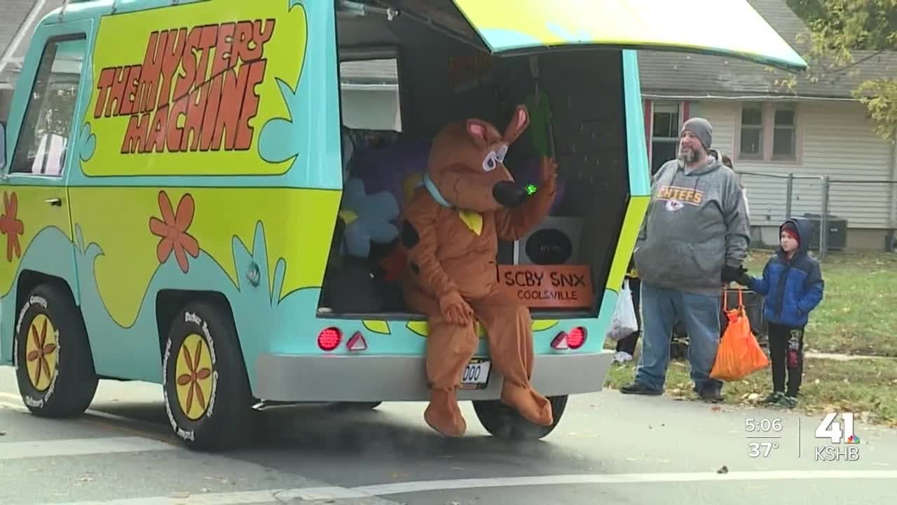 City of Independence celebrates 75th annual Halloween Parade - YouTube