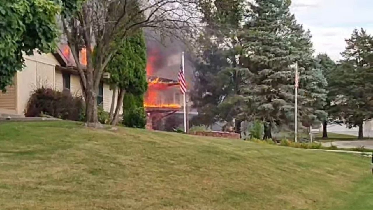 Fire destroys Lake Summerset home - YouTube
