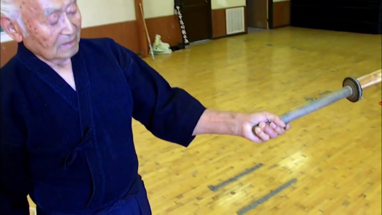 Miyahara Maki Kendo Hanshi 8. Dan explaining Tenouchi & Kamae - YouTube