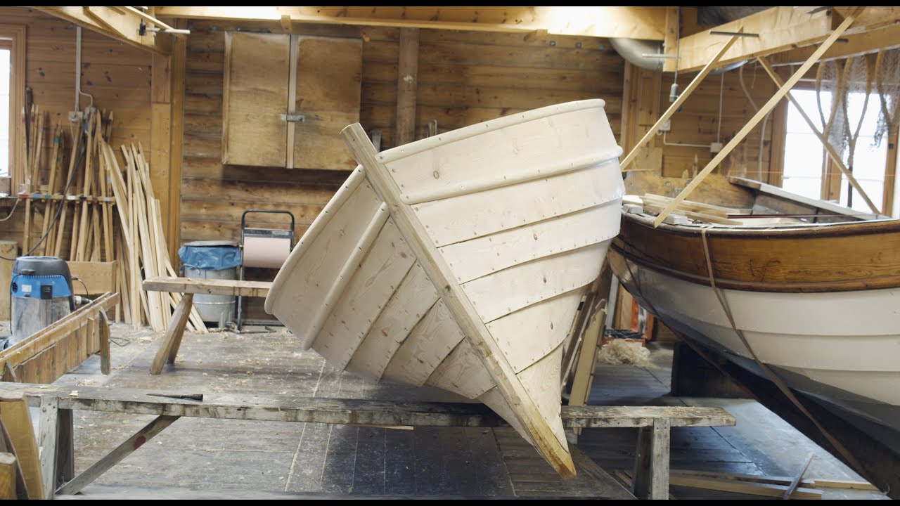 Building a wooden lifeboat - YouTube