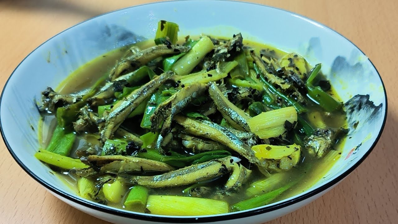 Fish with green leaves| how I Cook fish? | spring onion with fish ...