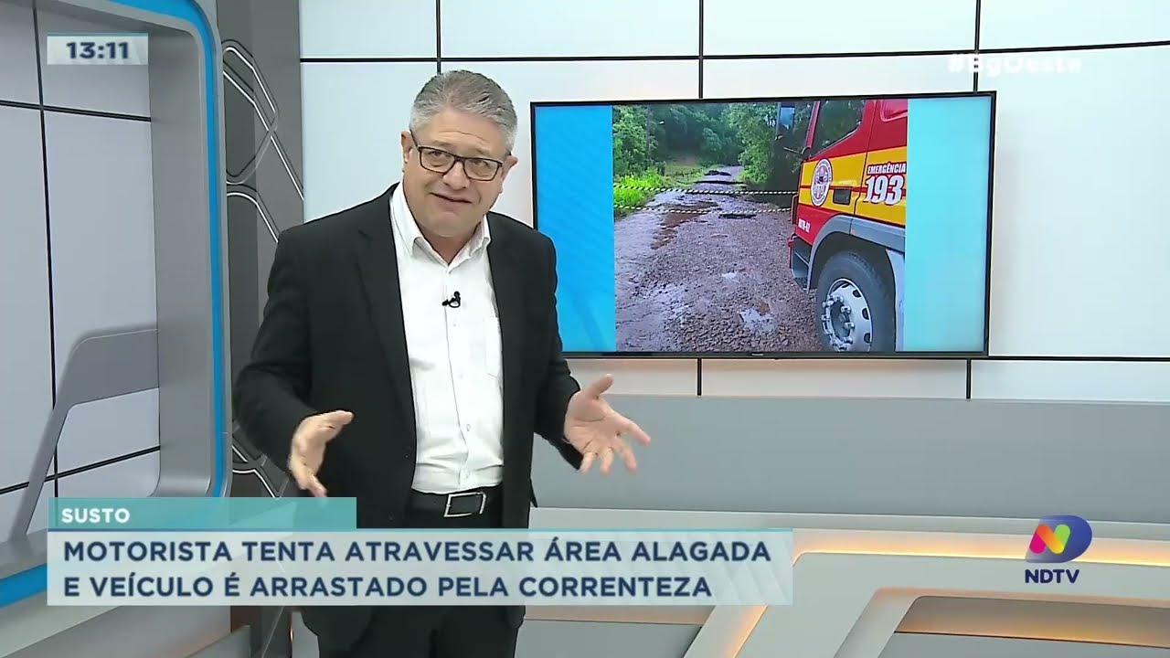 Motorista tenta atravessar área alagada e veículo é arrastado pela ...