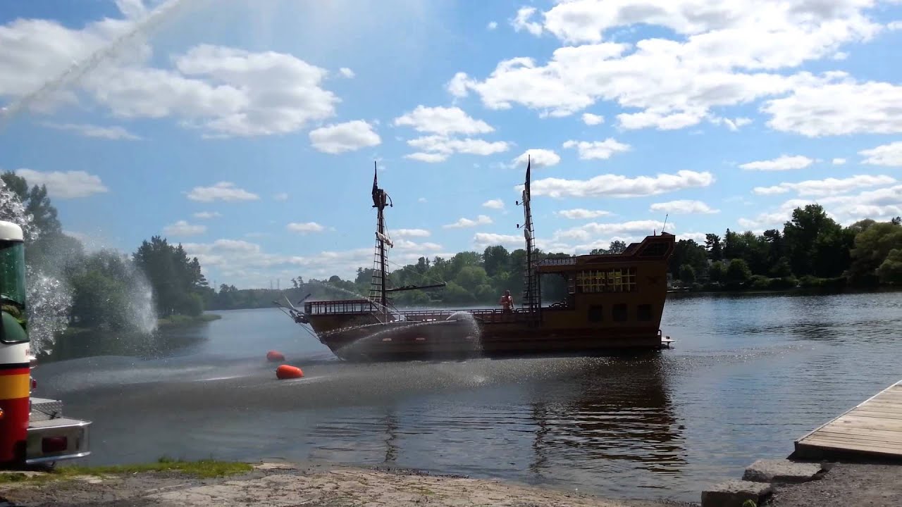 Pirate ship- fire truck Water fight #likeacaptain - YouTube