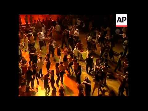Salsa dancing sweeps Japan - YouTube