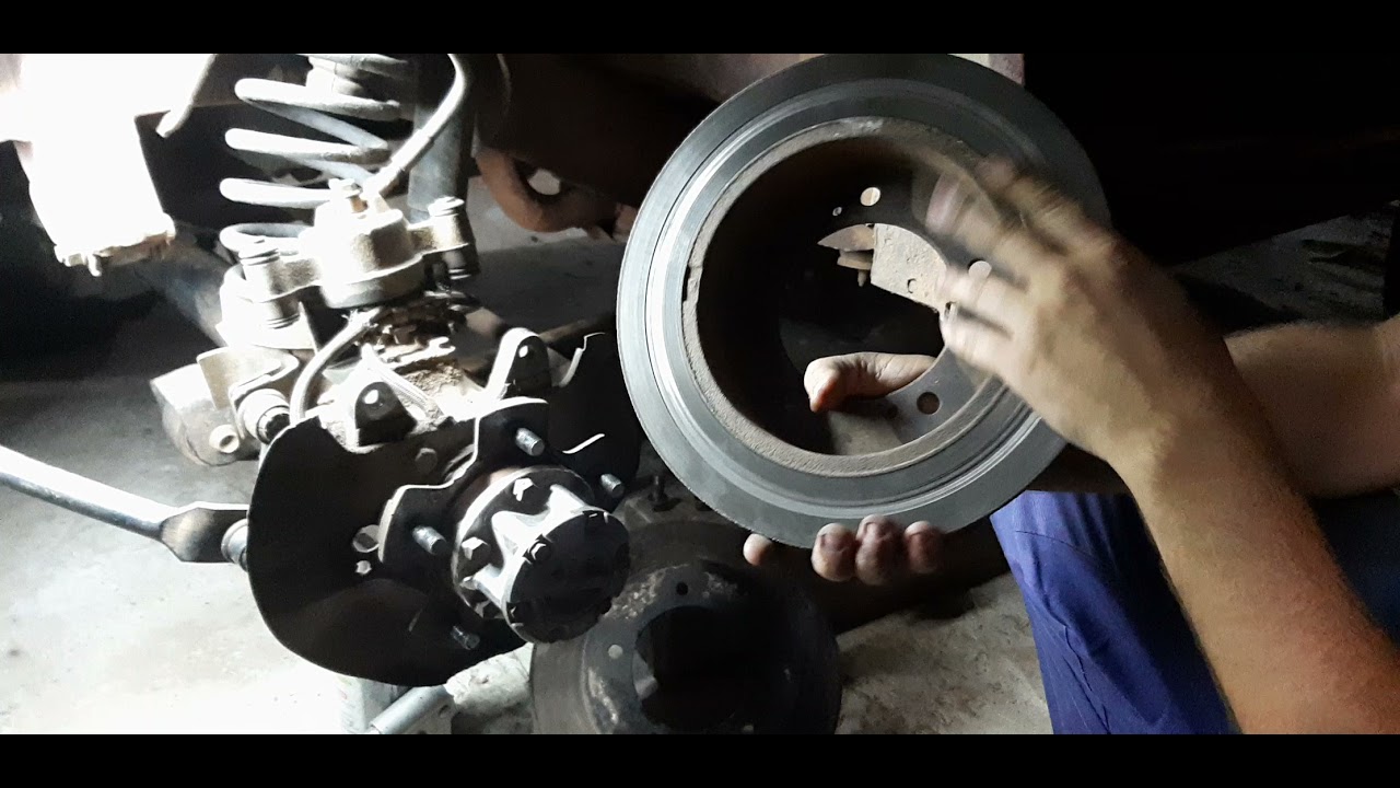 Como cambiar discos y pastilla de freno en una Suzuki jimny - YouTube