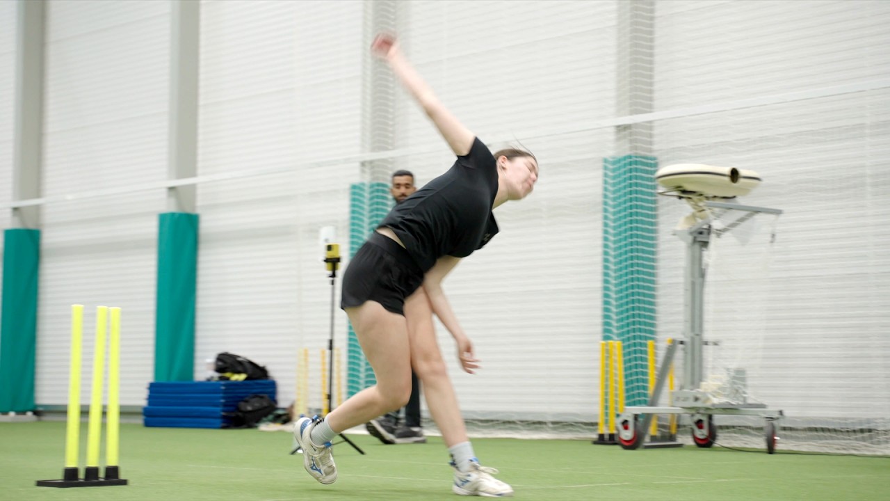 Women's Fast Bowling Prospect, Bea Willis at SpeedCamp - YouTube
