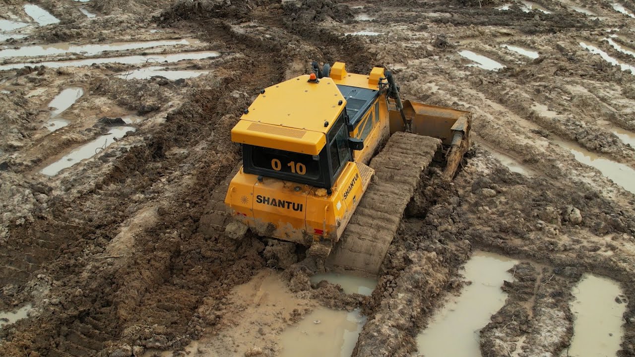 Heavy Bulldozer Cutting Mud Recovery SHANTUI Slippery - Bulldozer ...