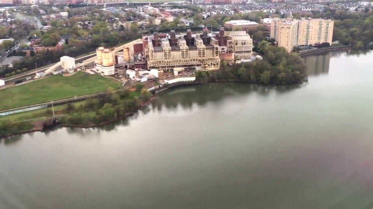 JetBlue Airbus A320 landing at Ronald Reagan national airport ...