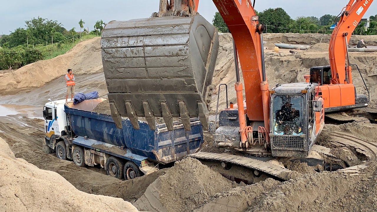 កំពូលអុិចកម្ពុជាពិតជាធំណាស់ - Hitachi 350H excavator loading trucks ...