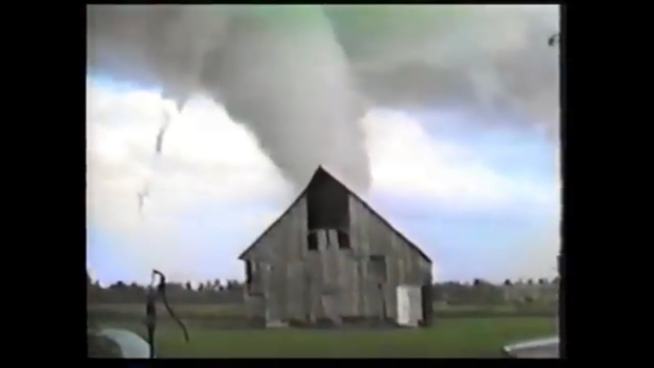 Albion, Illinois Tornado Of 1990 - YouTube