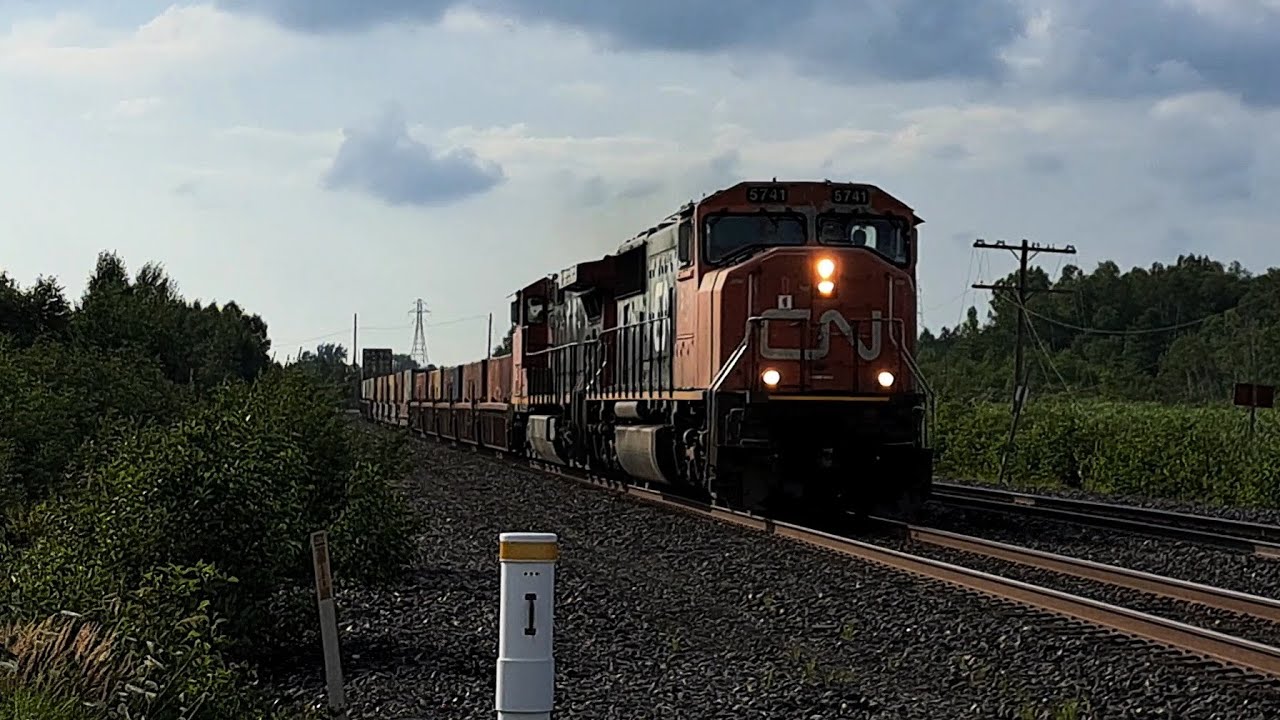 SD75I LEADER & CANADIAN CAB C44-9WL! Priority Stack Train CN 114 Southbound - YouTube