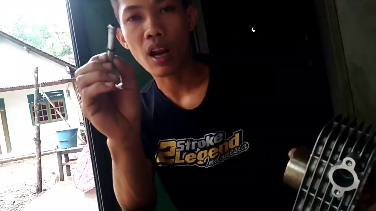 proses pemasangan cilinder blok + piston pada motor KLX - YouTube
