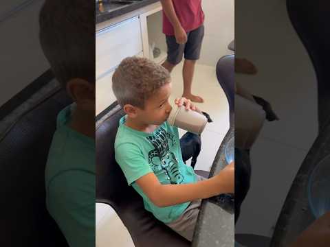 BEBENDO LEITE NA MAMADEIRA