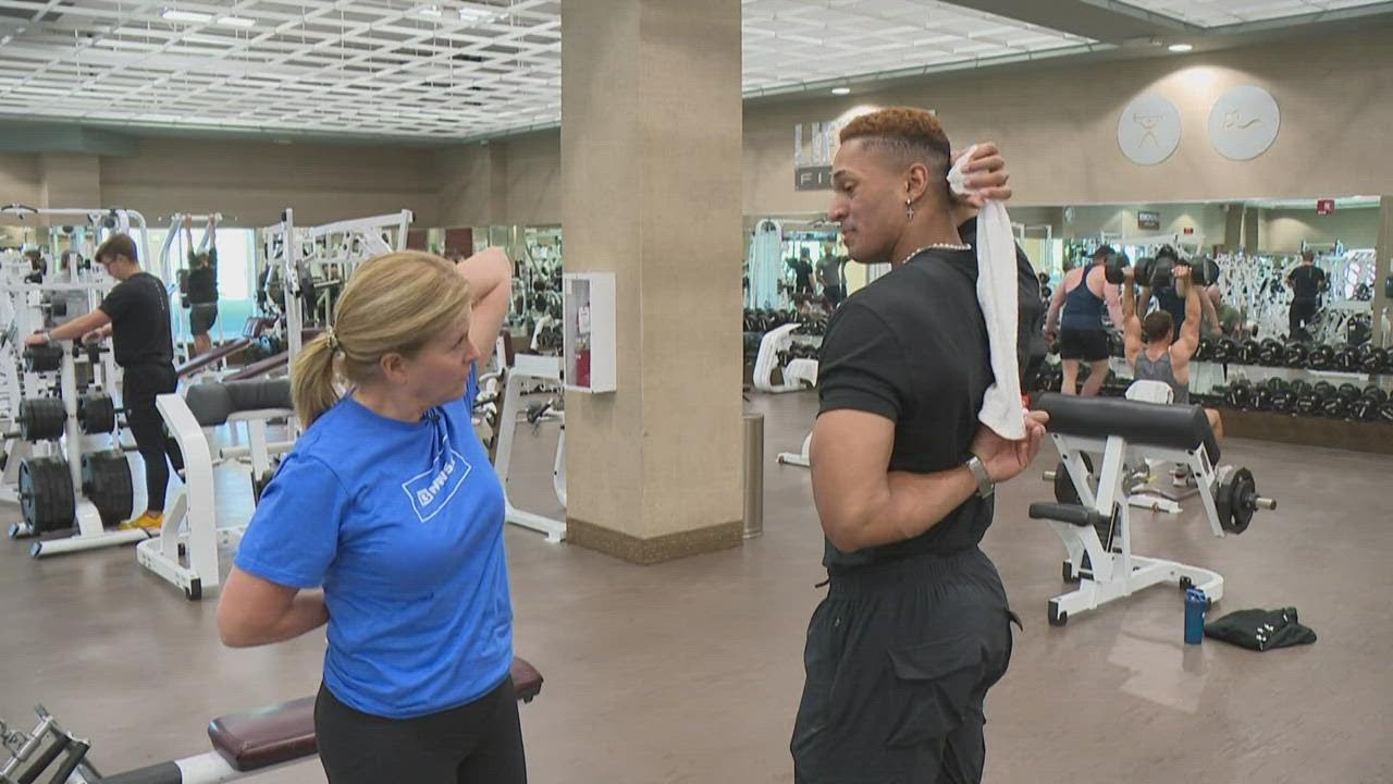 Friday Fit Tip: Towel stretches for upper body - YouTube