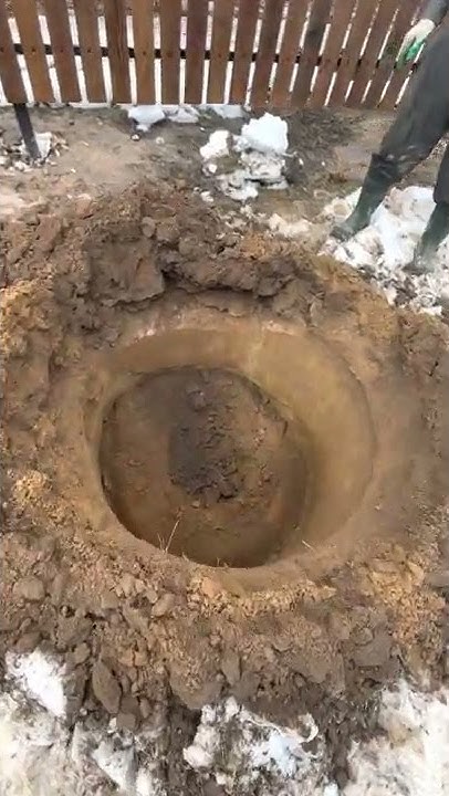 Процесс бурения септика из колец. Грунт - глина. Бурение усложняется из ...