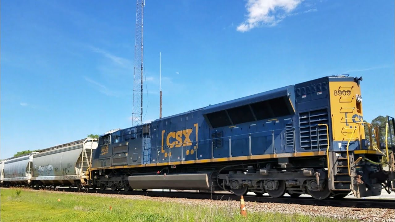 CSX AC44 yn2 and ST70AH led on Q401-02 running knotched up good size ...