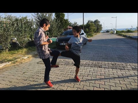 Oskar ali ,nur ve arkadaşı dışarda taekwondo yapıyor.Eğlenceli çocuk videosu.For kids video