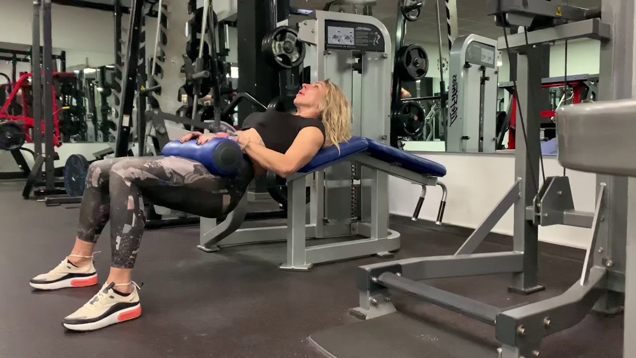 Hip thrust en máquina de femoral - YouTube
