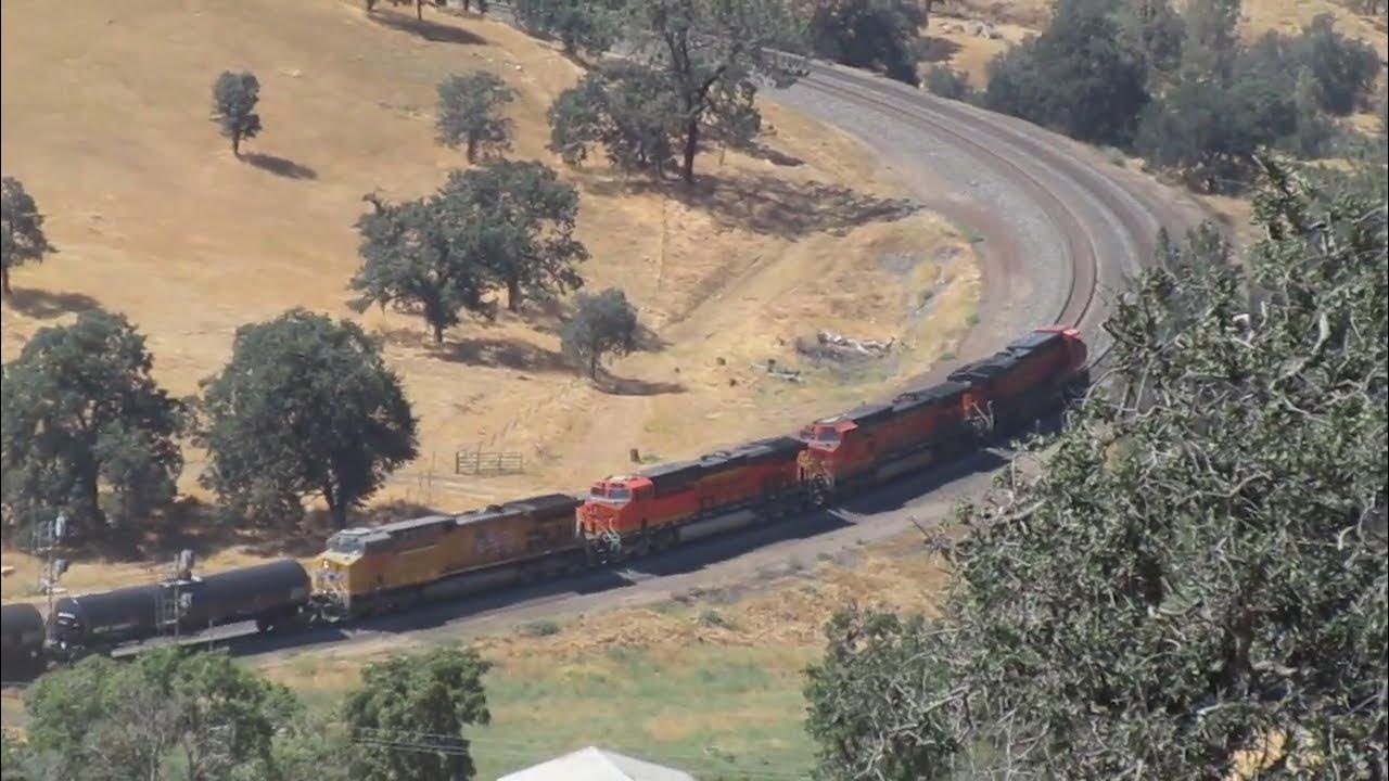 Tehachapi Loop BNSF freight train with foreign power - YouTube
