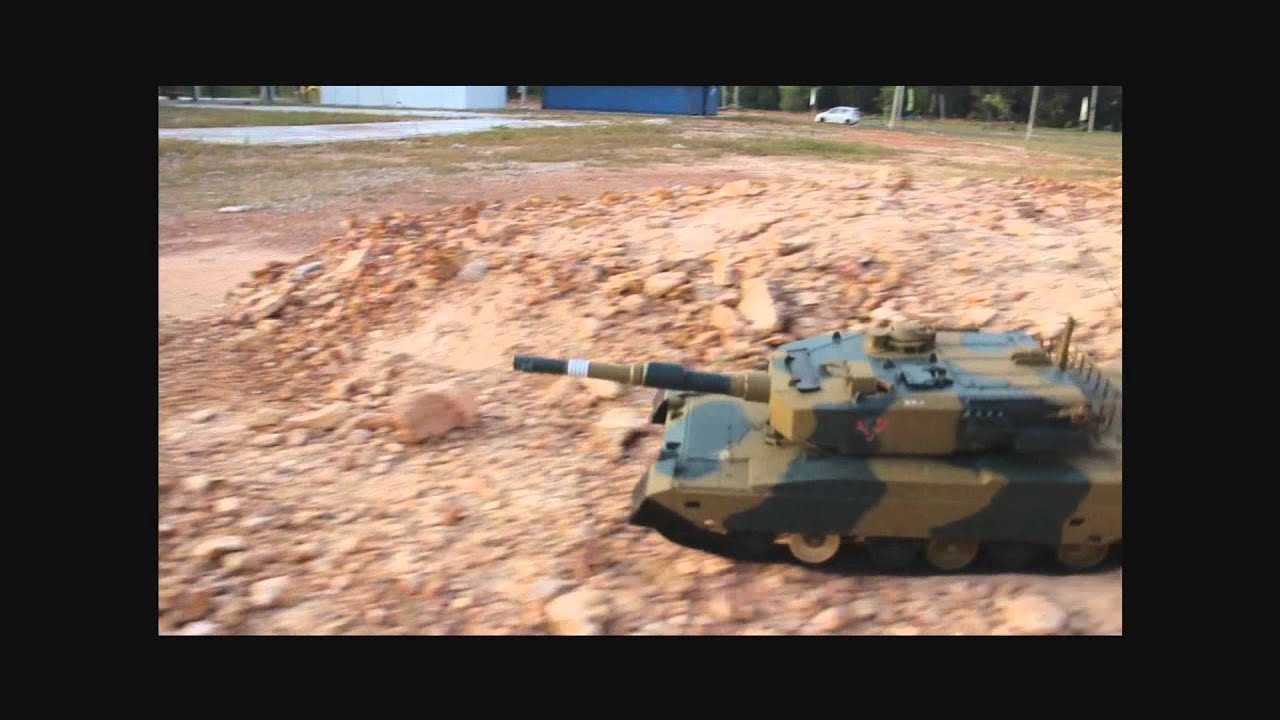 Walker Bulldog vs Type-90 RC Tank - YouTube