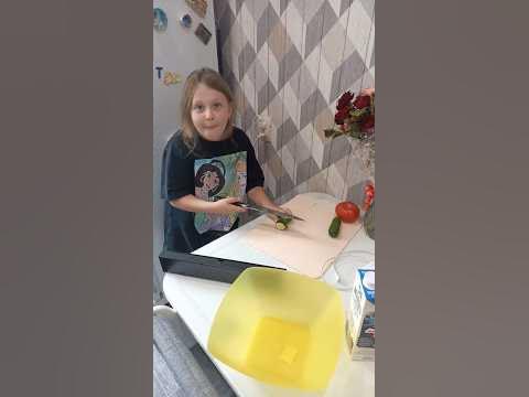 маленький кулинарный блогер Василиса и микроШеф Матвей - YouTube