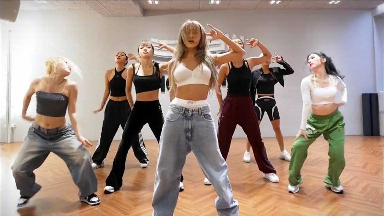 HWASA - "NA" Dance Practice Mirrored - YouTube