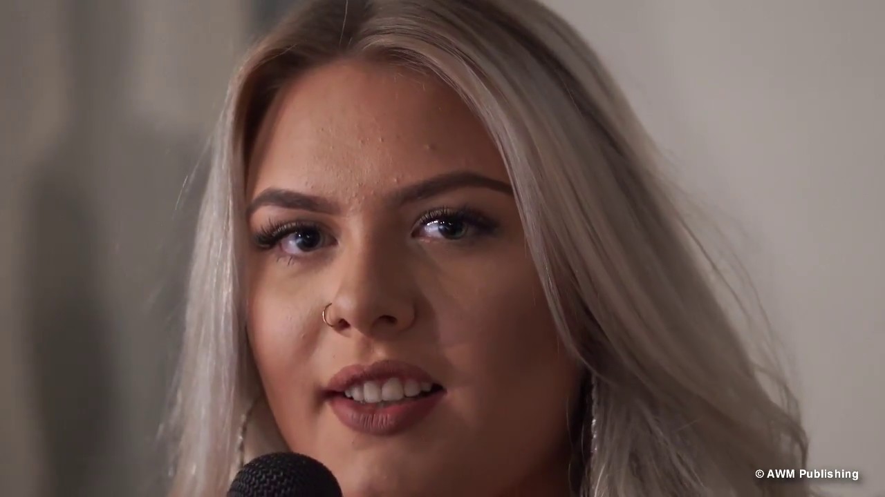 Ring Girls At The Fights 4 - Sage Wolfe - YouTube