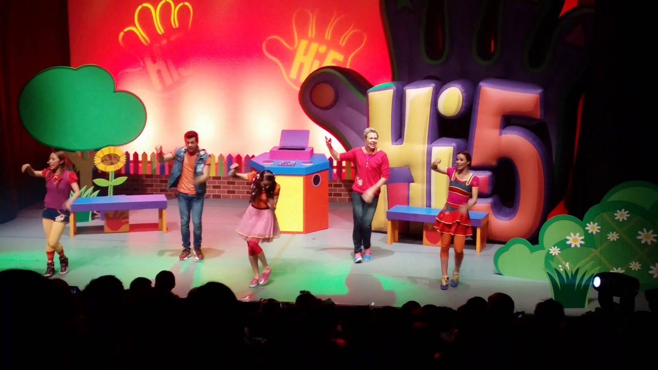 Santa Clause is Coming - Hi5 (Live in Manila 2013) - YouTube