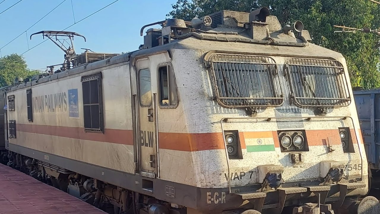 TRAINS BOTH SIDE FROM VIJAYAWADA AND VIZIANAGARAM AT OUTER AREA ...