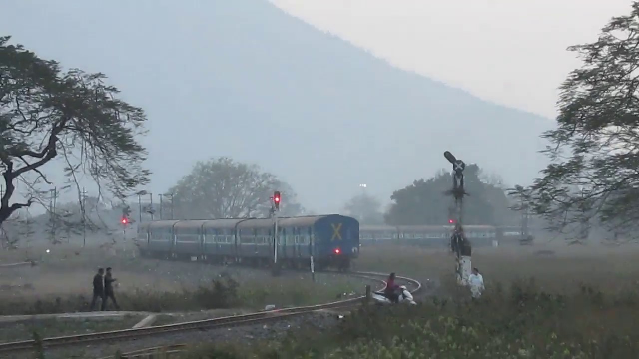12436 Dibrugarh Town RAJDHANI Express arriving at NEW BONGAIGAON Jn ...