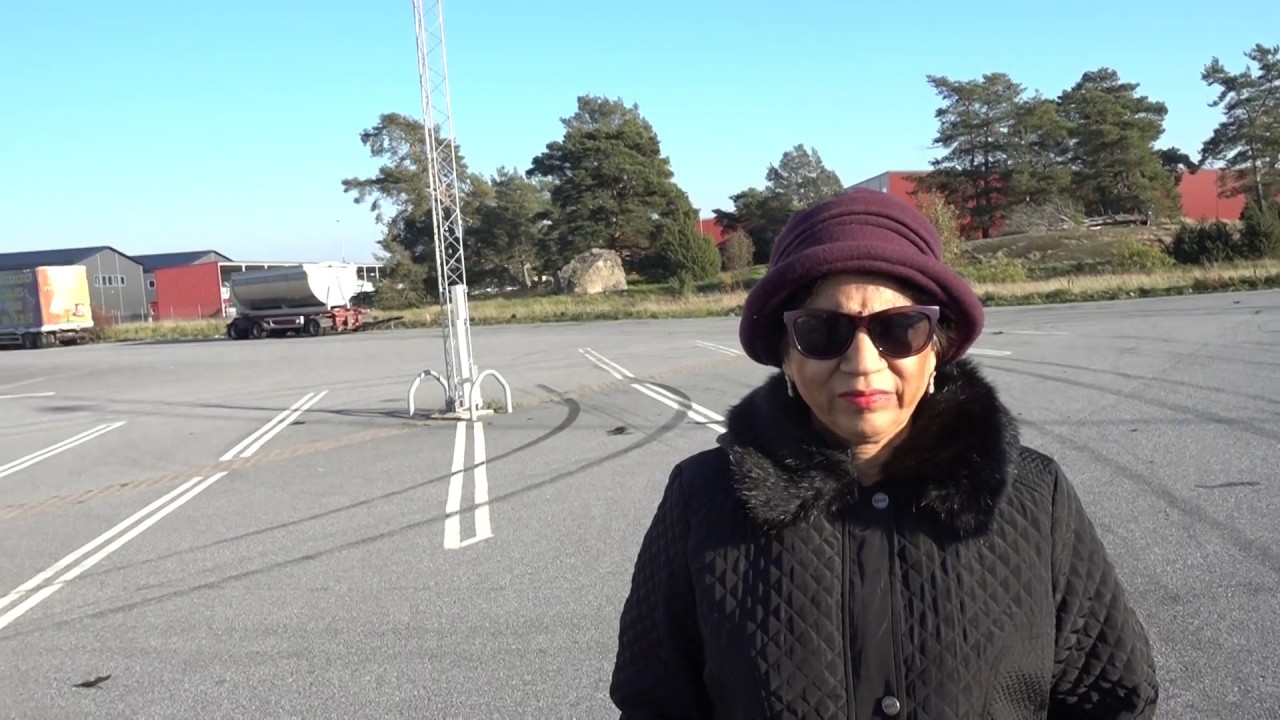 Aruna & Hari Sharma arrived at NetOnNet ÅKAREGATAN 10, 754 54 Uppsala ...