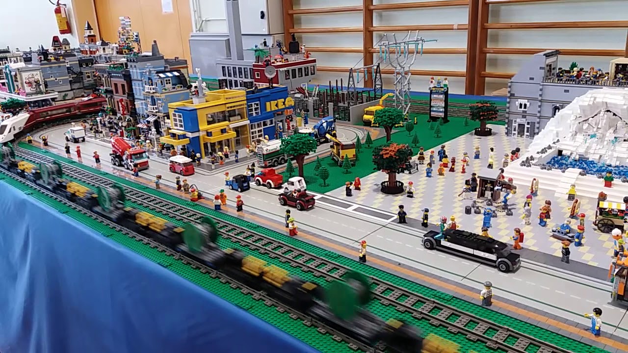 I treni nel mondo Lego: incrocio tra treno passeggeri e treno merci ...