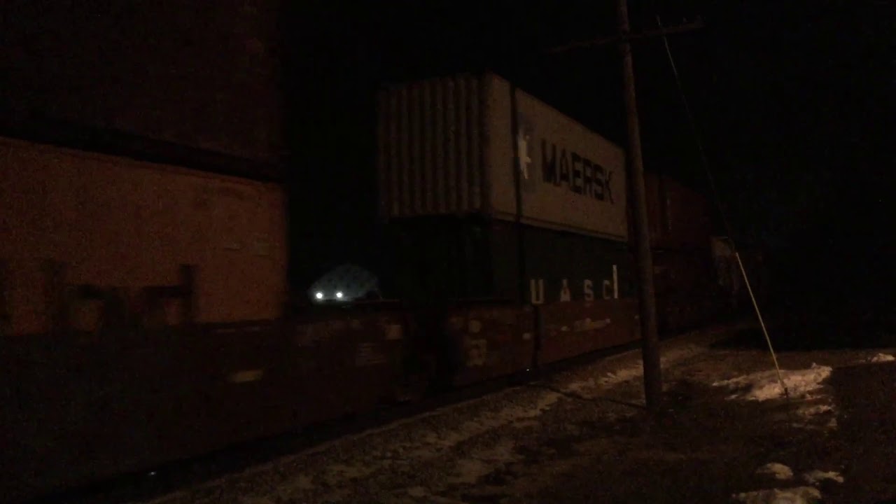 IAIS 514 (ES44AC) and 152 (SD38-2) lead the Iowa Interstate CBBI ...