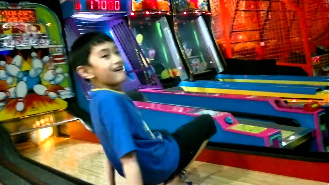 bowling @ time zone moa - YouTube