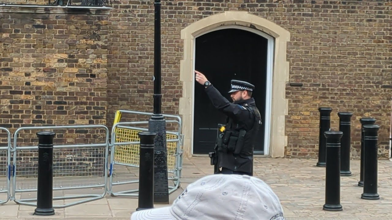 Armed Police Officer Turns Into A Traffic Signaller - YouTube