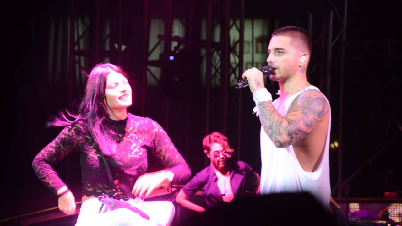 Maluma besó a fanática en Valencia - YouTube