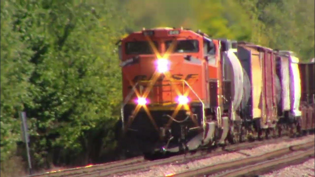 Westbound BNSF Manifest Entering Downers Grove, IL at the Fairview Ave Crossing!! - YouTube