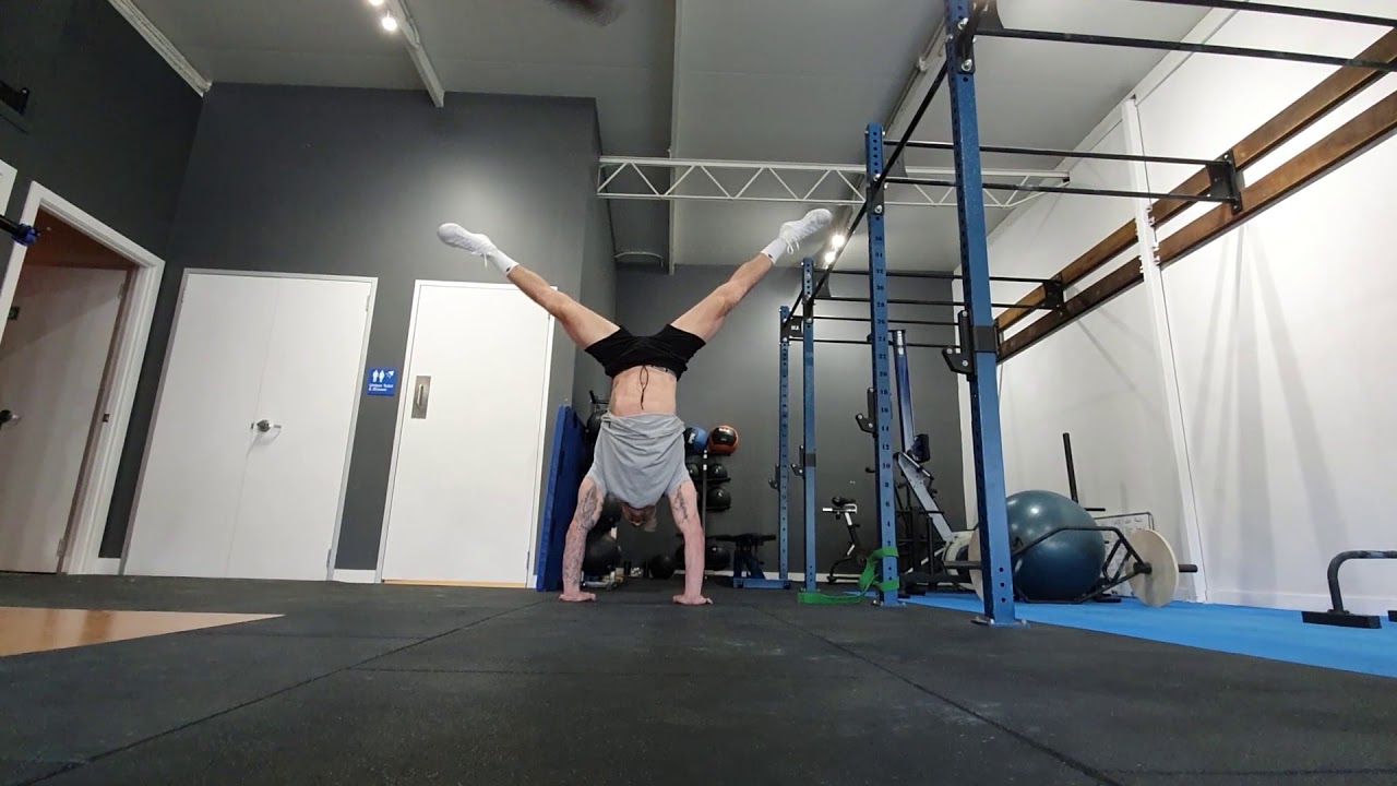 How to: straddle handstand - YouTube