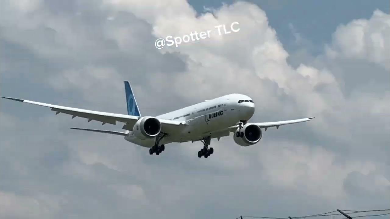 Boeing 777X de pruebas en Toluca - YouTube