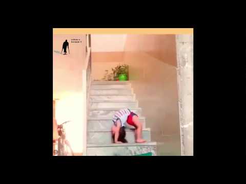 kücük kizdan akrobatik hareket