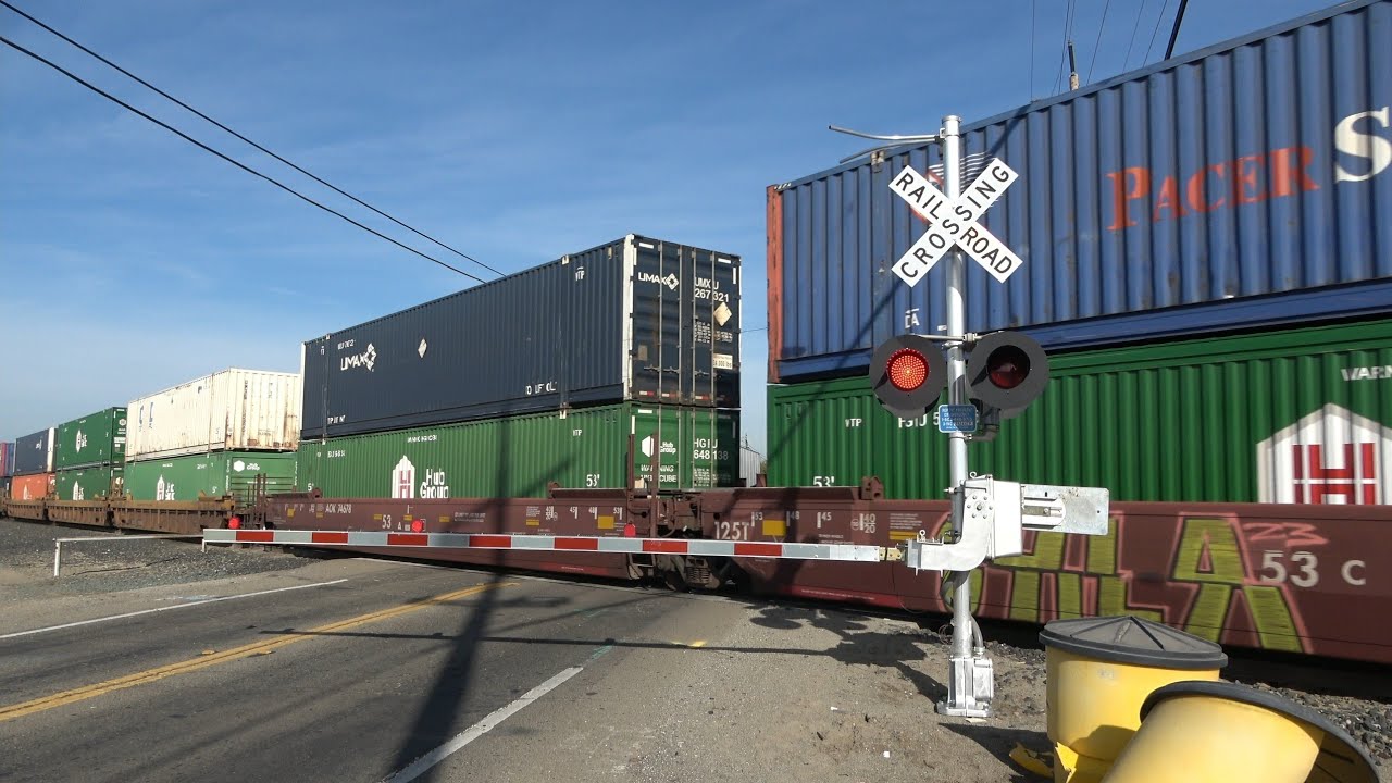 UP 6183 Z-Train Intermodal North - Airport Way Railroad Crossing ...