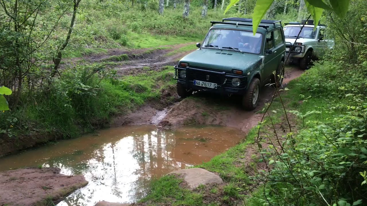 2x Lada Niva 1600 OFF ROAD 4x4 Charcos y barro - YouTube