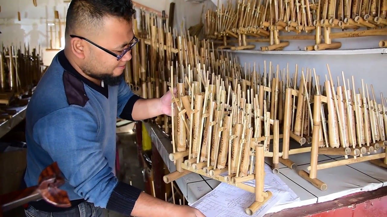 Playing an angklung in Bandung, Indonesia - YouTube